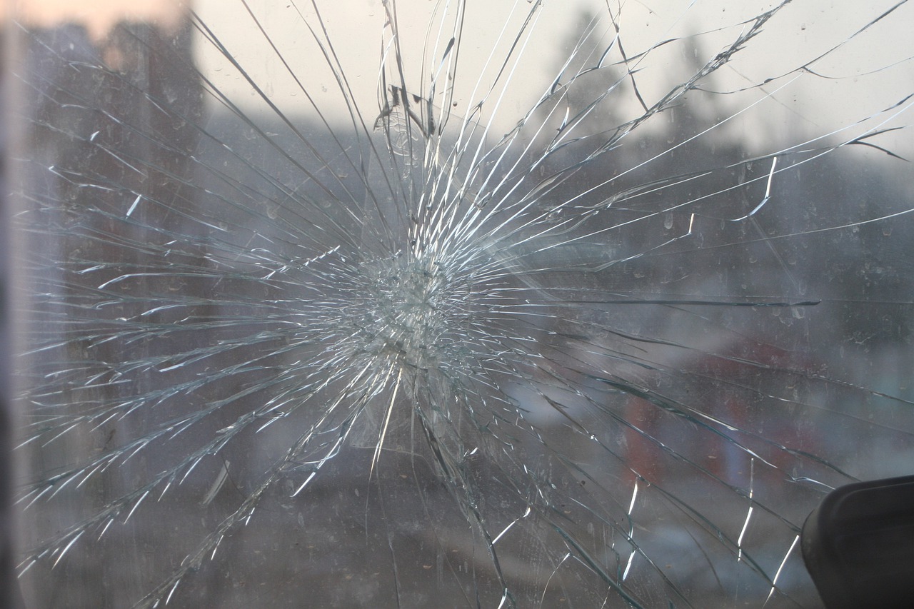 4 Reasons Not to Ignore a Cracked or Chipped Windshield